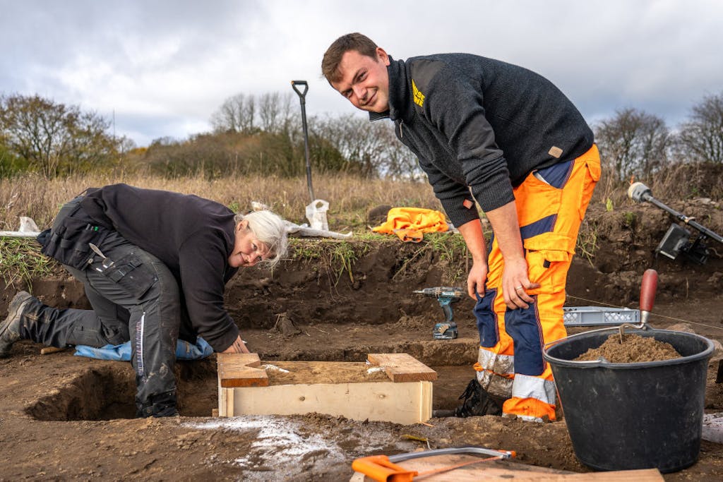 Archeologen Vinden Maliënkolder En Wapens Uit De Ijzertijd Langs De