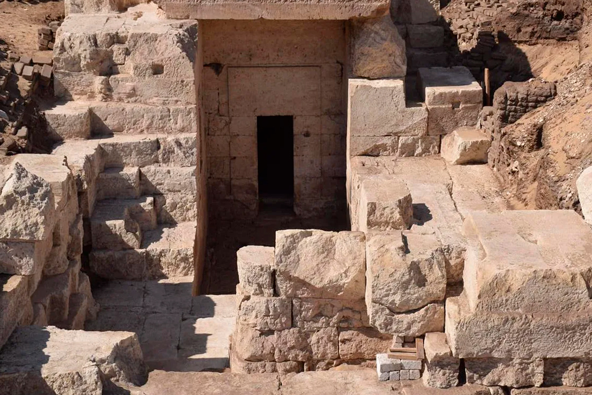 Skjult tempel-indgang dukker op af Egyptens ørkensand | historienet.dk