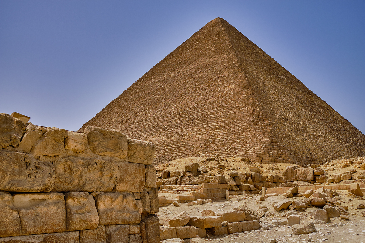 Paraglider ziet hond op de top van de Piramide van Cheops | historianet.nl