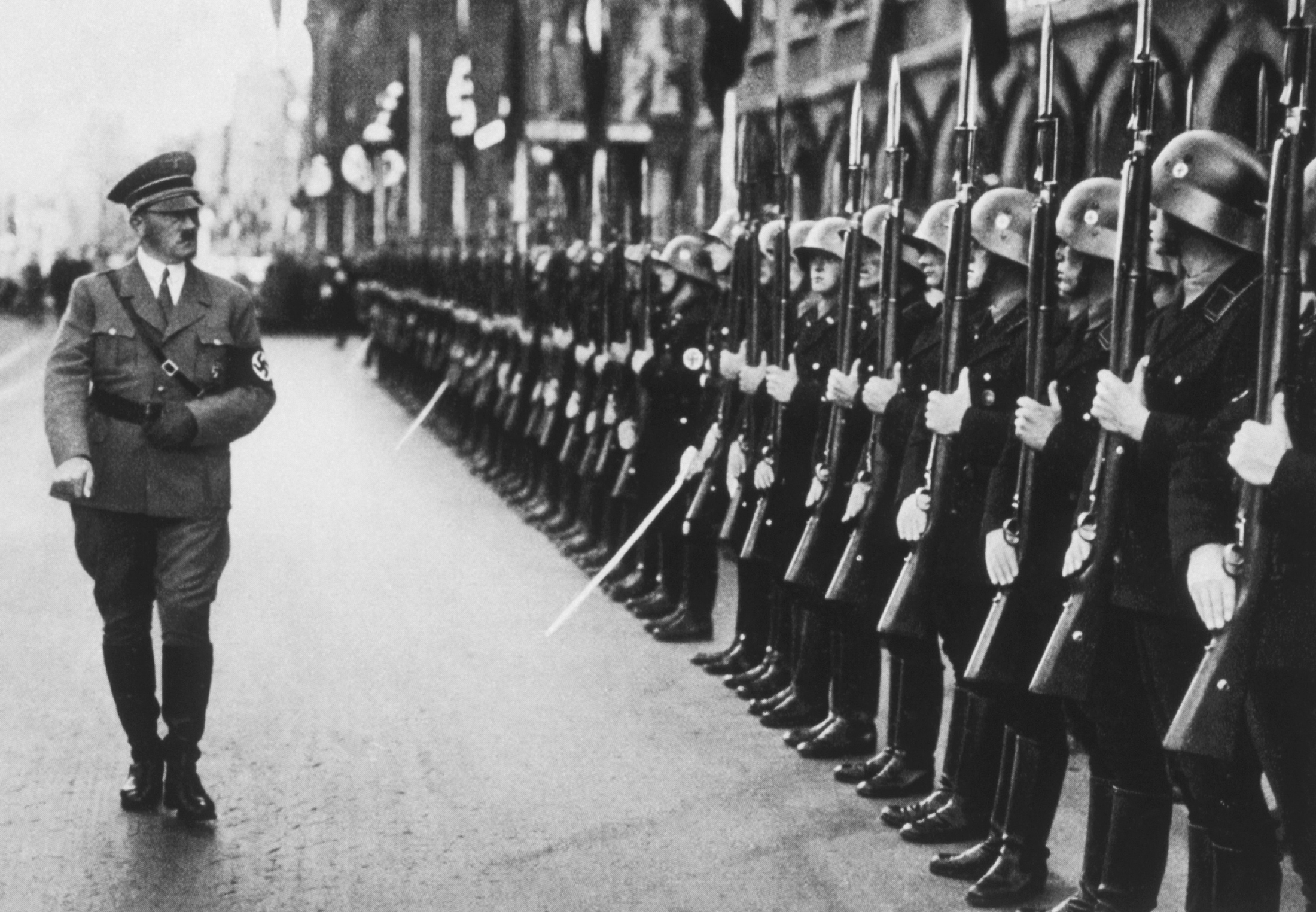 Hvordan finansierede Hitler sin oprustning? | historienet.dk