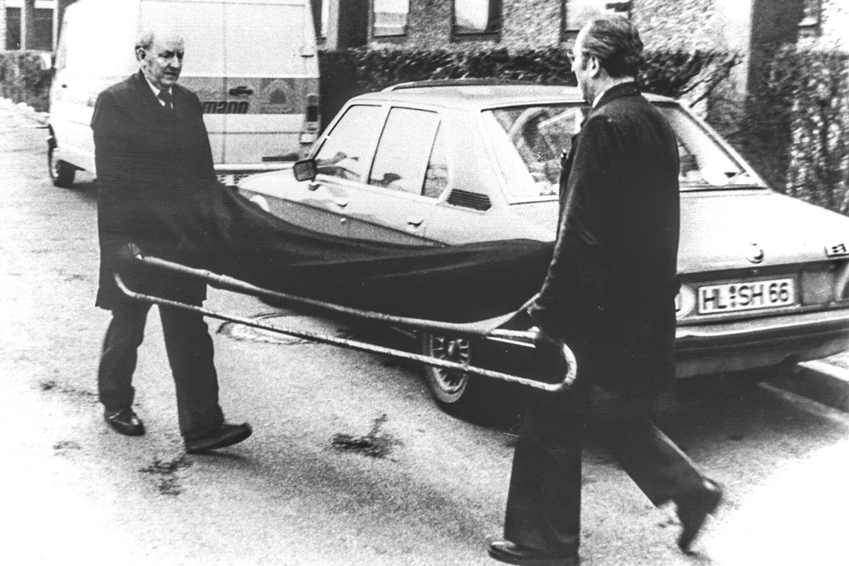 Sørgende mor dræbte sin datters morder i retten | historienet.dk