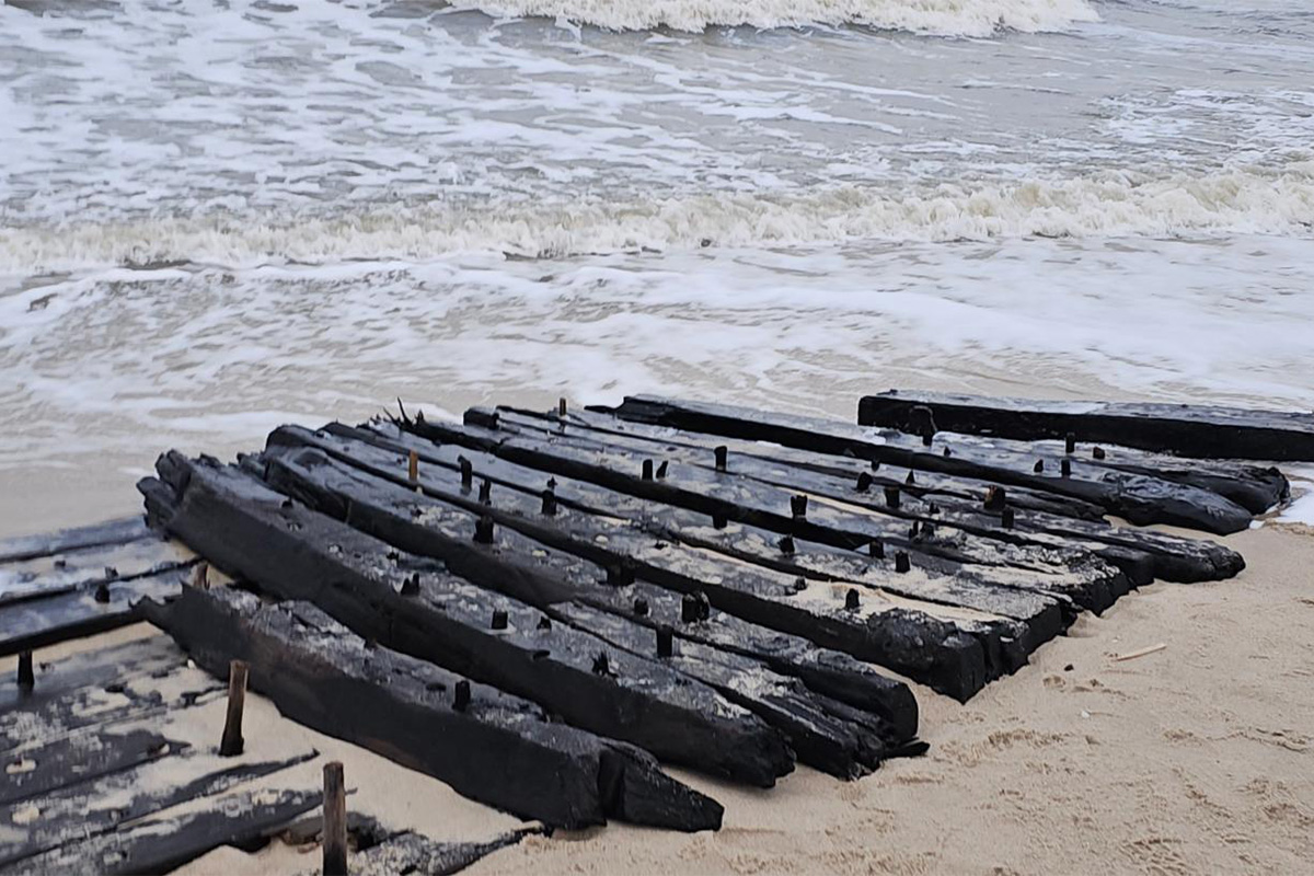 Storm skyllede skibsvrag i land på ø i Vadehavet | historienet.dk