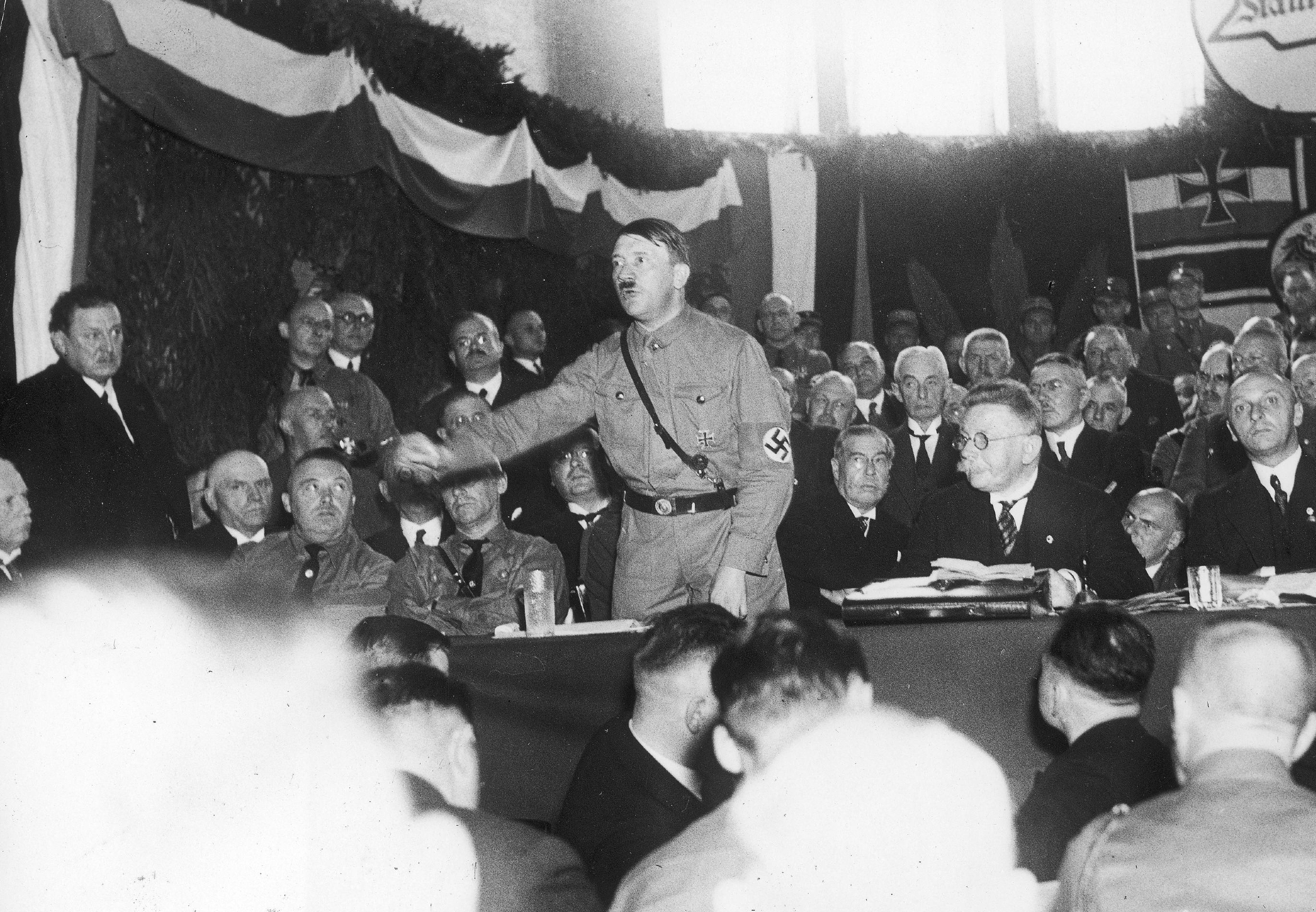 Hitler werd Duitser via list, bedrog en dreigementen | historianet.nl