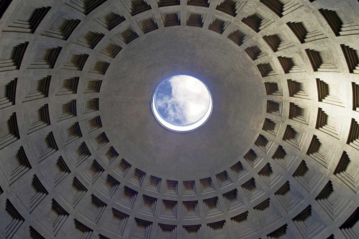 Varför gjorde de romerska arkitekterna ett hål i Pantheons kupol ...