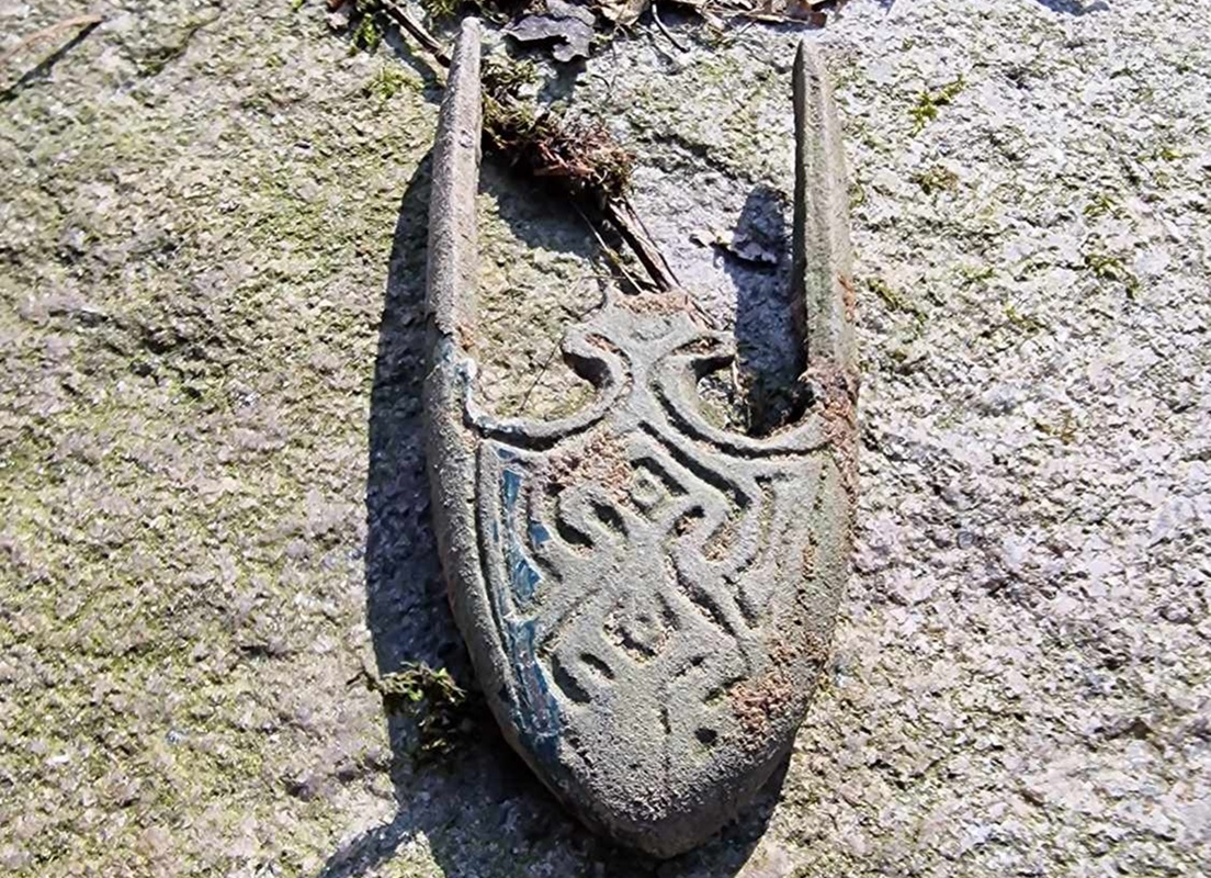 Deel van een 1000 jaar oude zwaardschede gevonden in fantastische staat ...