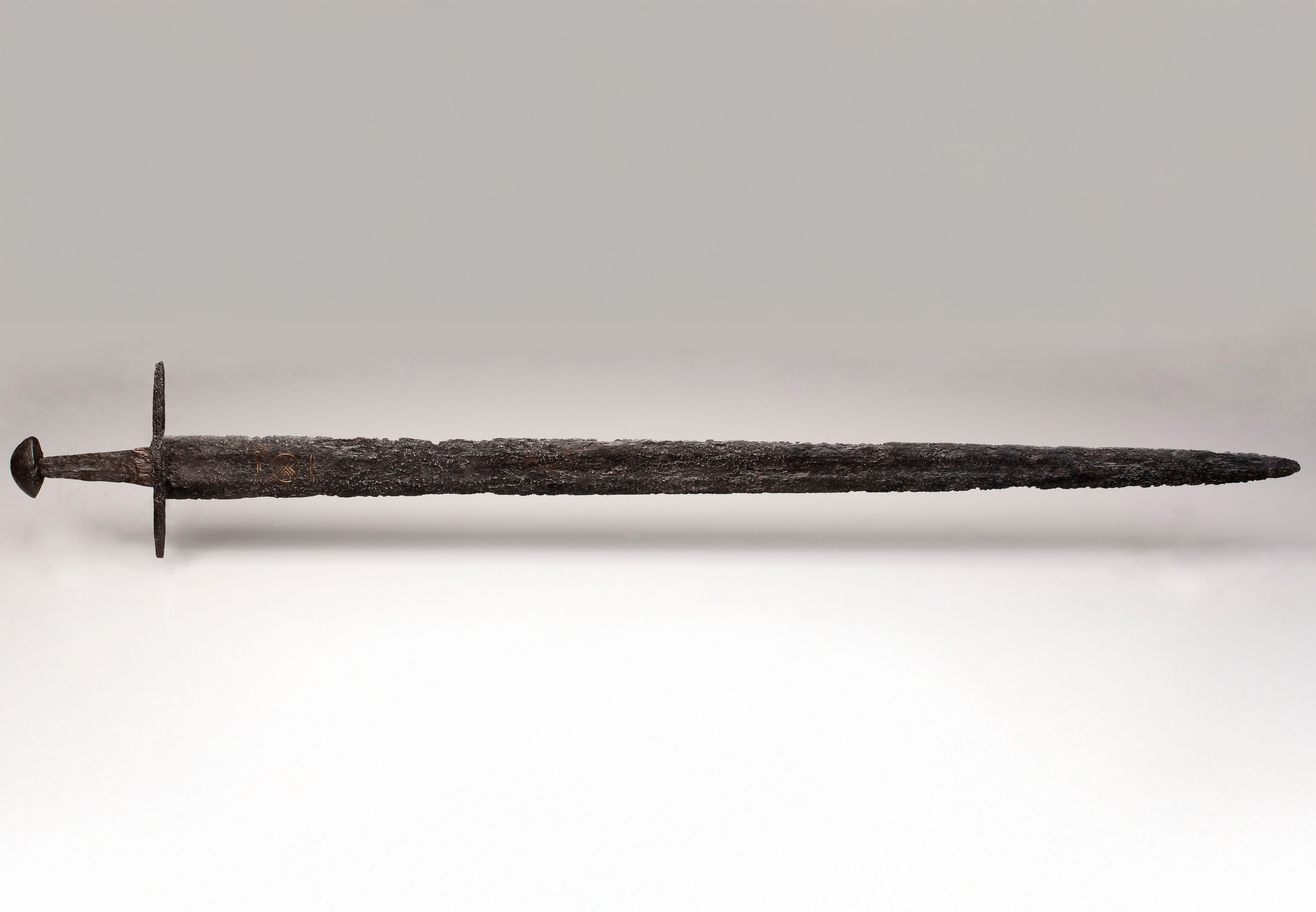 Utrolig middelaldersverd med spesielt vikingsymbol funnet i Nederland ...