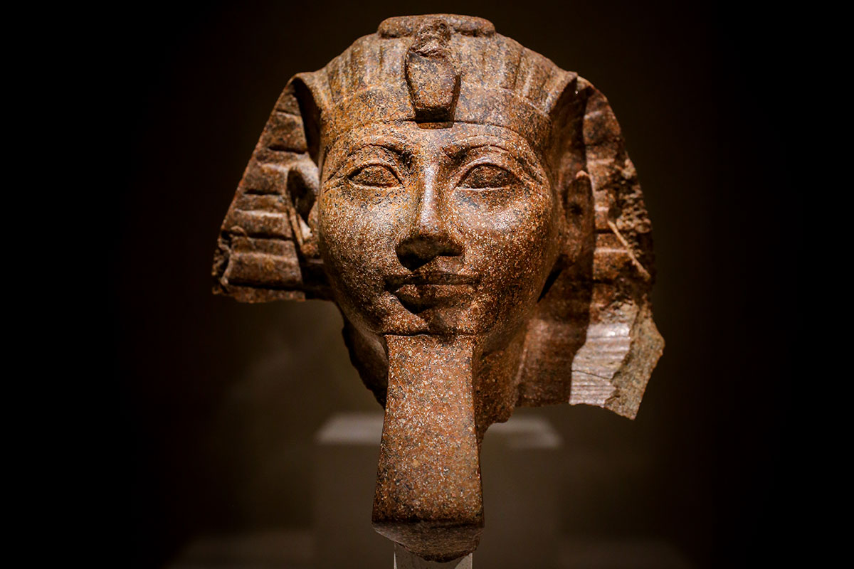 Egyptolog mener nu at have afsløret sandheden om hærværk mod statuer af ...