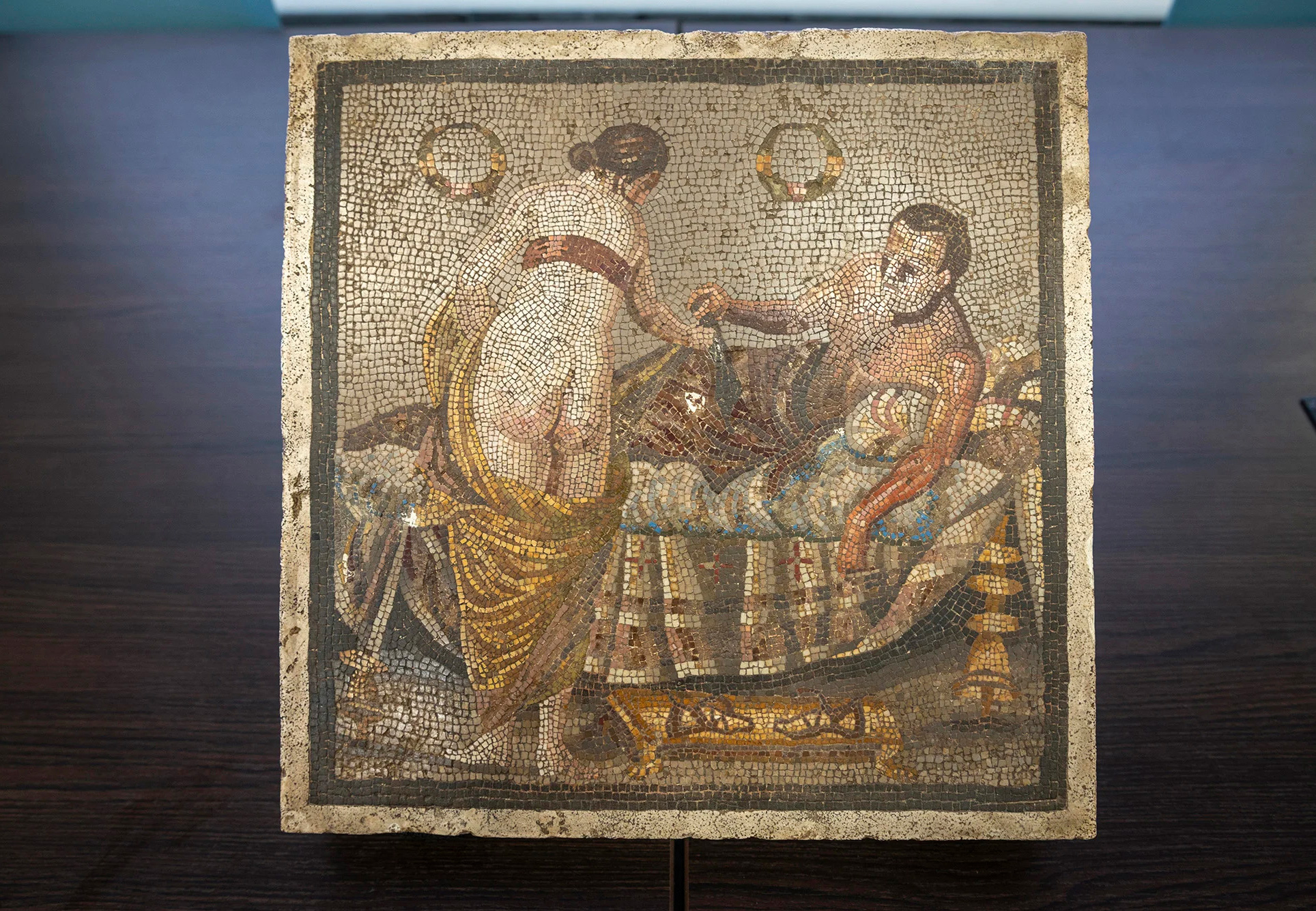 Erotisk mosaik fra Pompeji blev stjålet af nazist: Nu er den leveret ...
