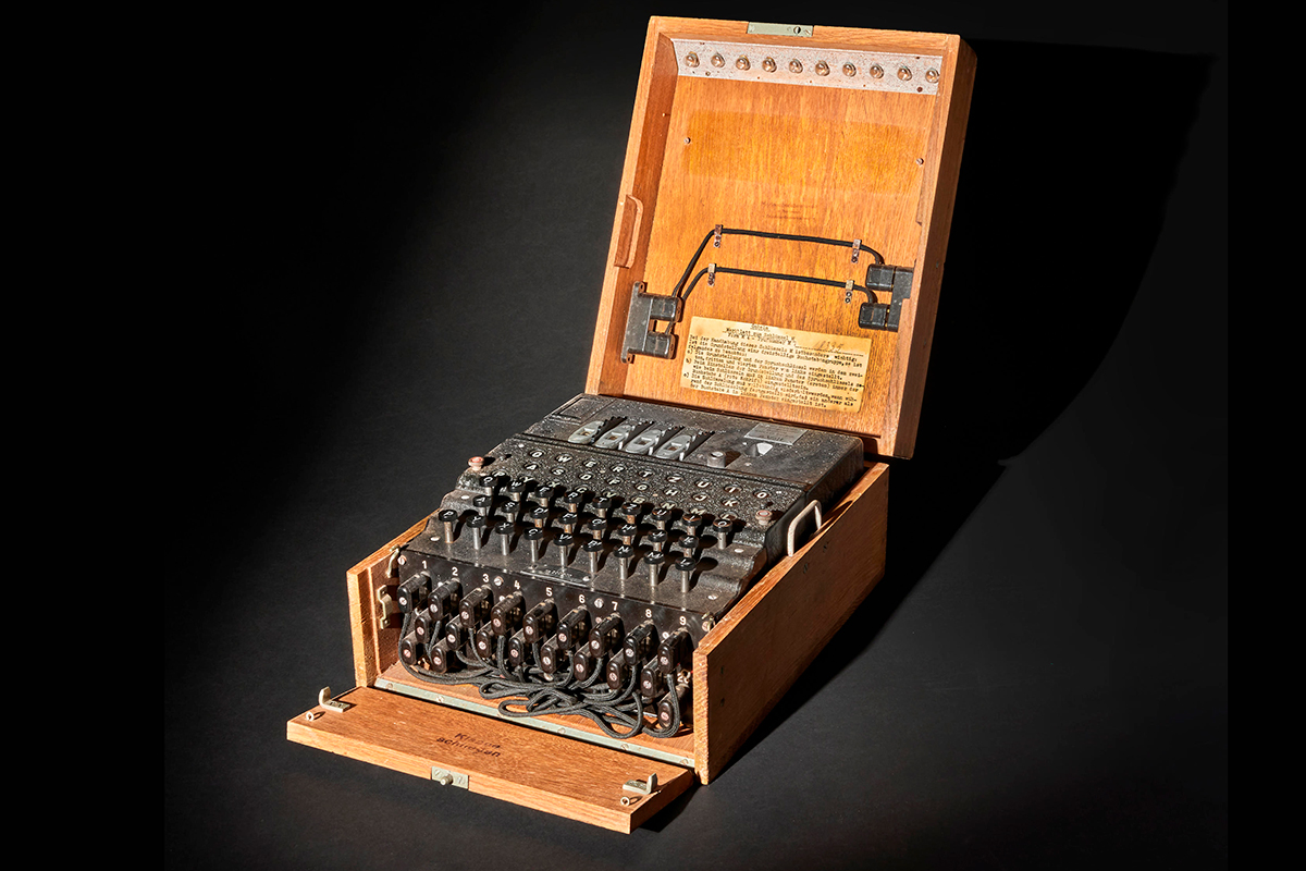 Zeer zeldzame Enigma-codeermachine geveild | historianet.nl