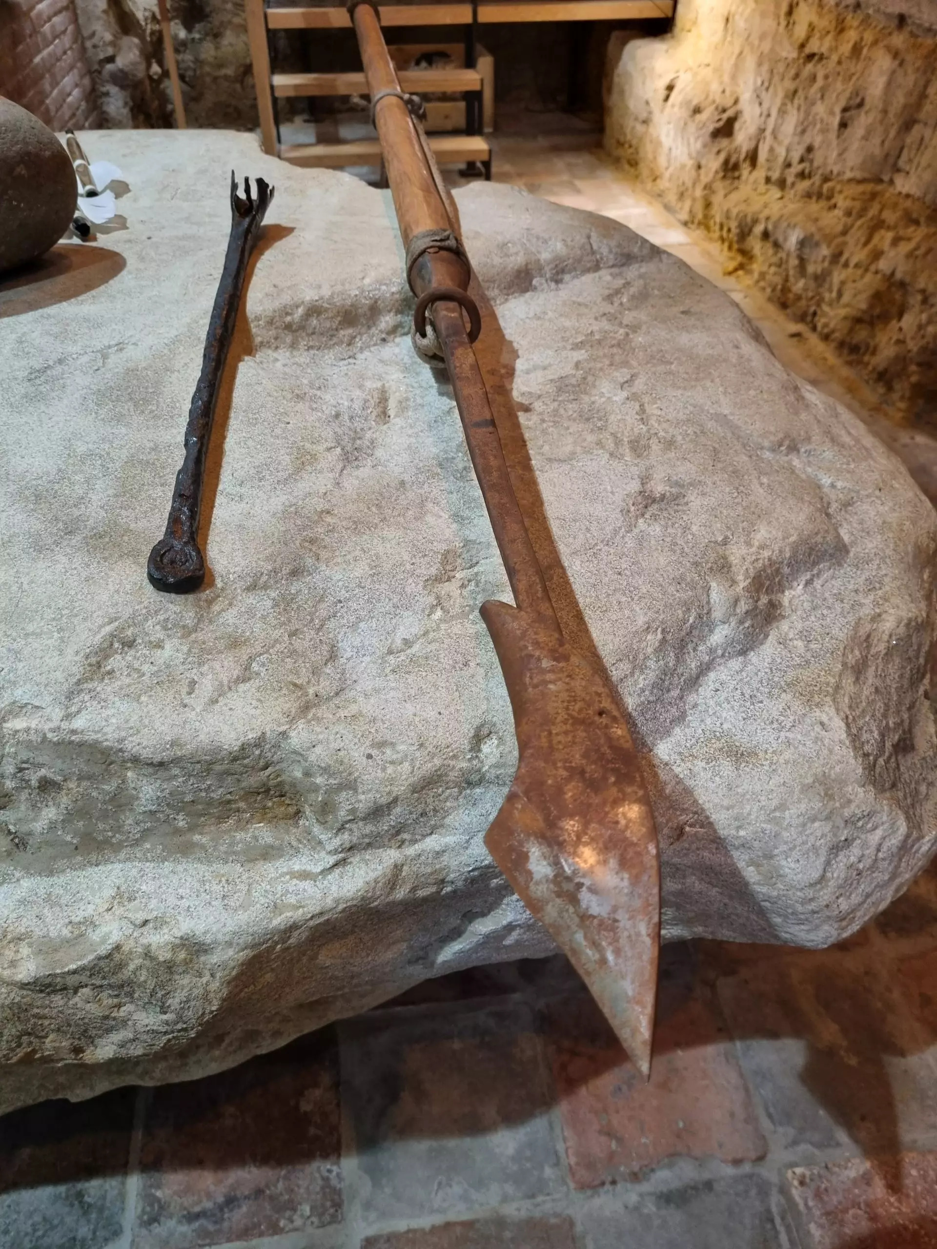 Zeldzame harpoen gevonden onder de vloerplanken van Urker huis ...