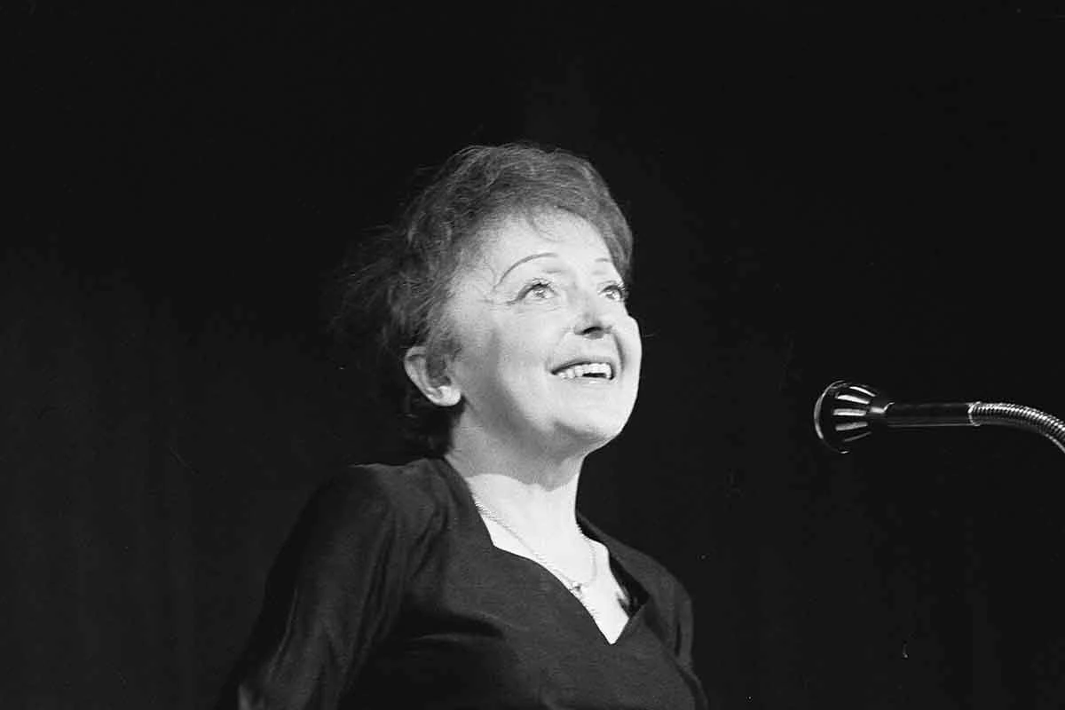 Édith Piaf: Rösten som vägrade tystna | varldenshistoria.se