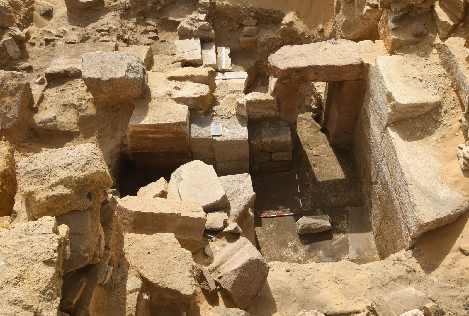 Archeologen graven verborgen tempel op die 4500 jaar geleden door de ...