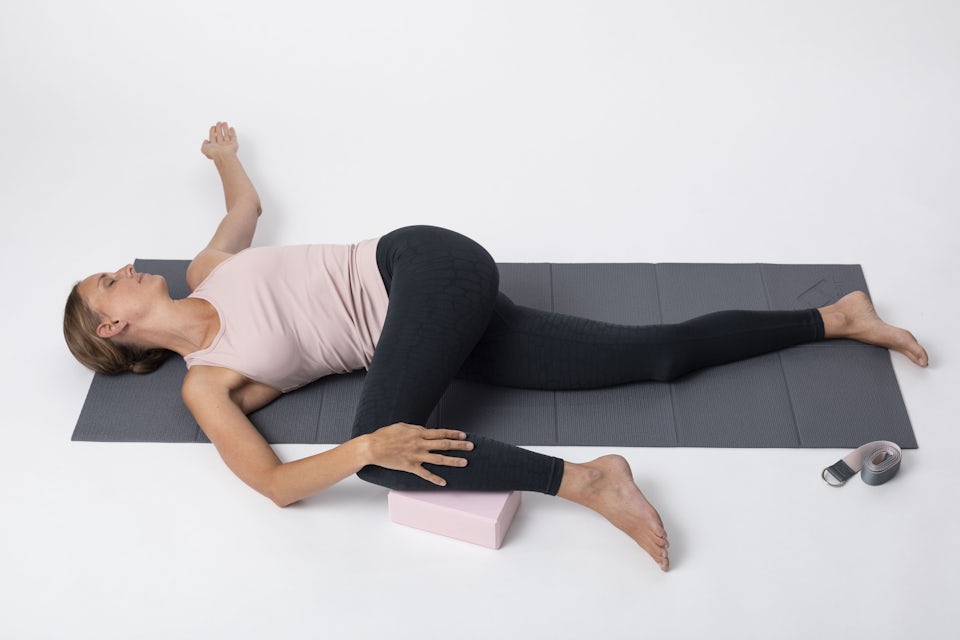 Yogablock – guide till övningar och köp av yogablock | I FORM