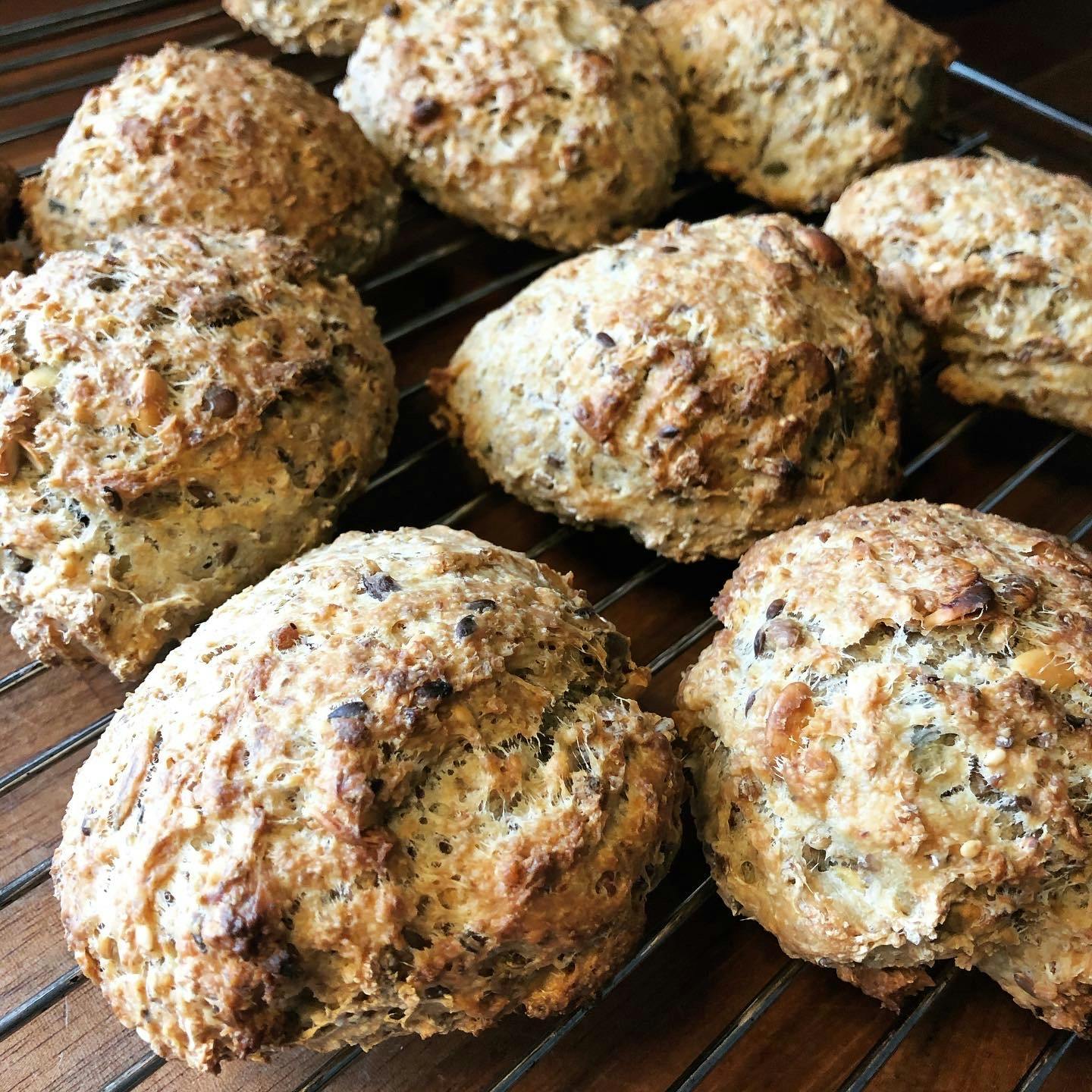 Enkle kaldhevede rundstykker med havregryn (oppskrift) | iform.nu