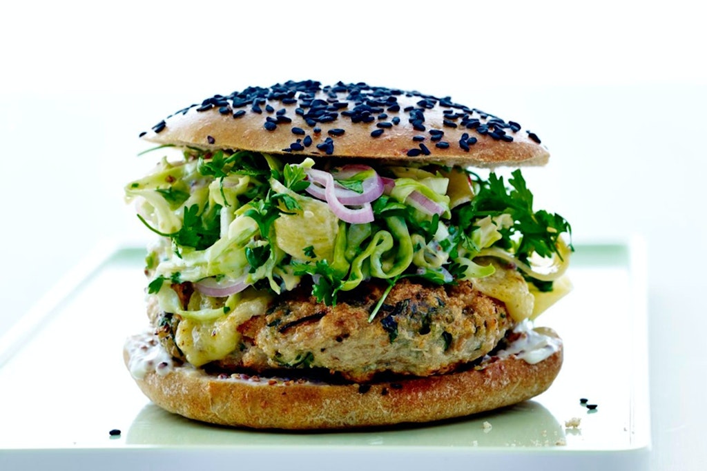 Kyllingeburger med coleslaw og broccolibolle | I FORM