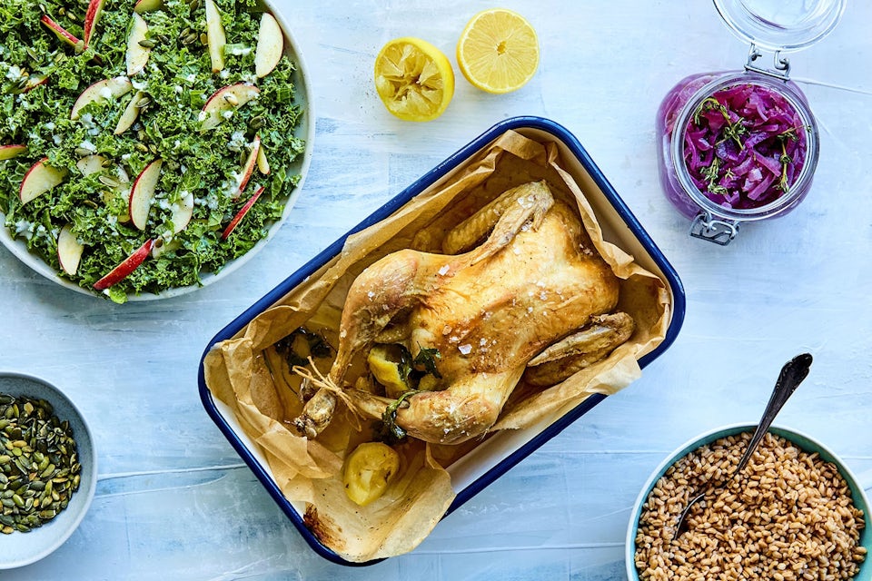 Hel kyckling i ugn med matvete och grönkålssallad (recept) | I FORM