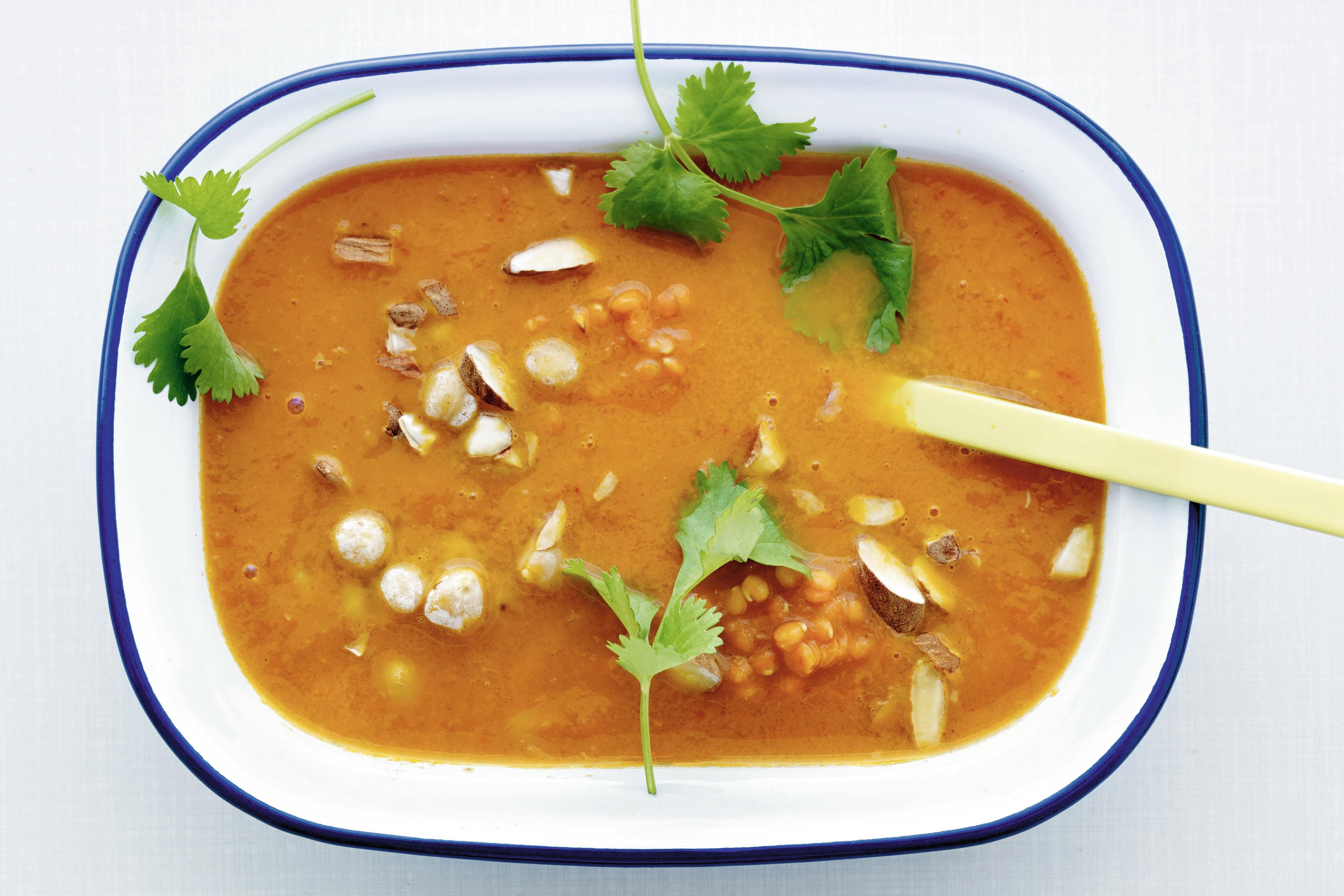 Röd linssoppa med rostade kikärter och mandlar (recept) | iform.se