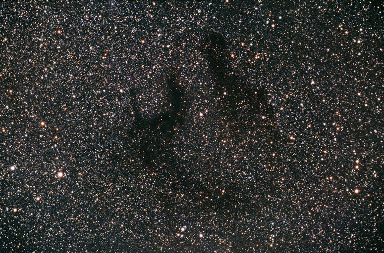 Gigantisk bokstav färgar stjärnhimlen svart | illvet.se