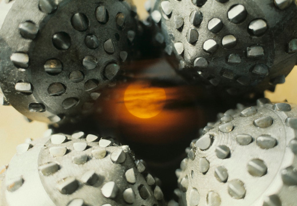 50 jaar na de eerste proeven: Russen begonnen met diepste boorgat ter ...