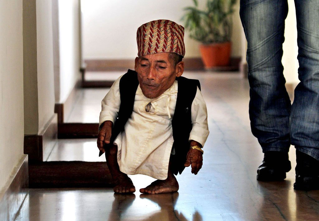 Hoe lang is de kleinste man ter wereld in 2024? | wibnet.nl