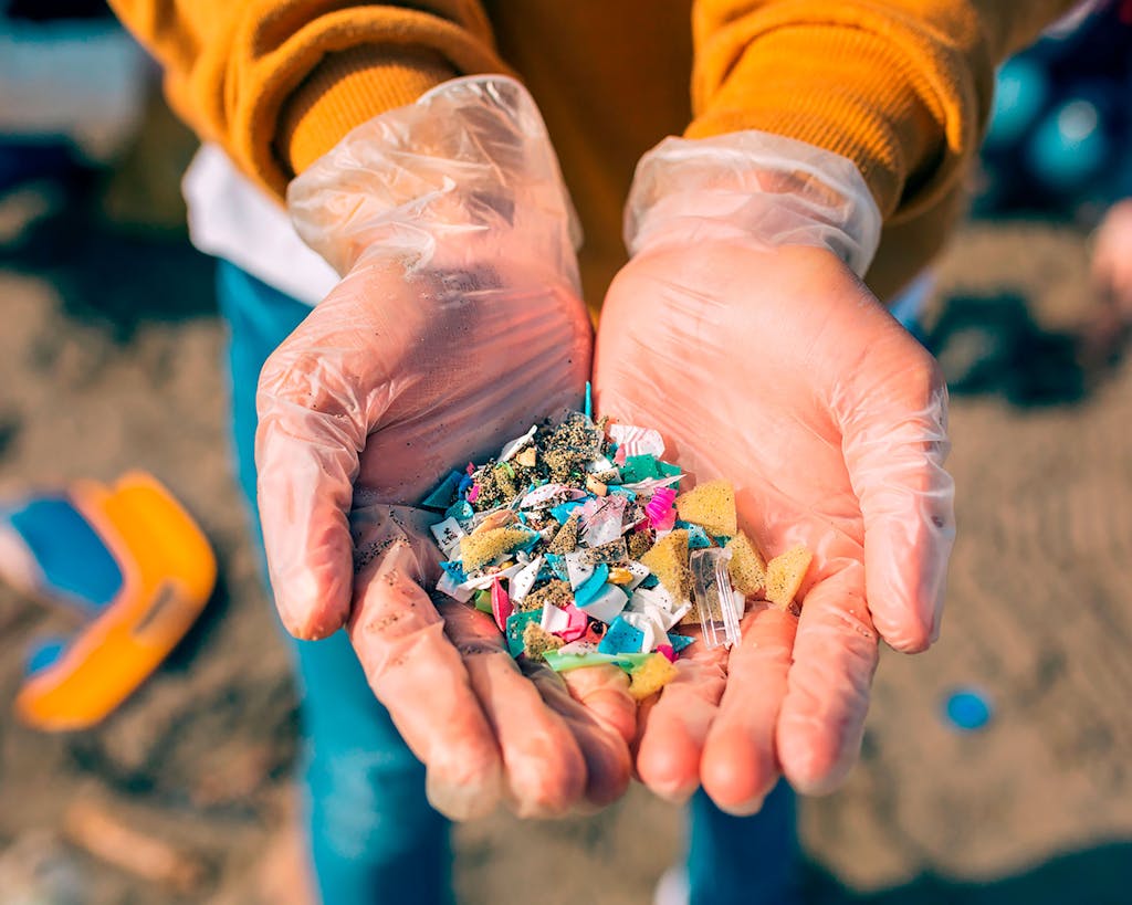 Forskare avslöjar: Miljontals plastflaskor svävar i luften | illvet.se