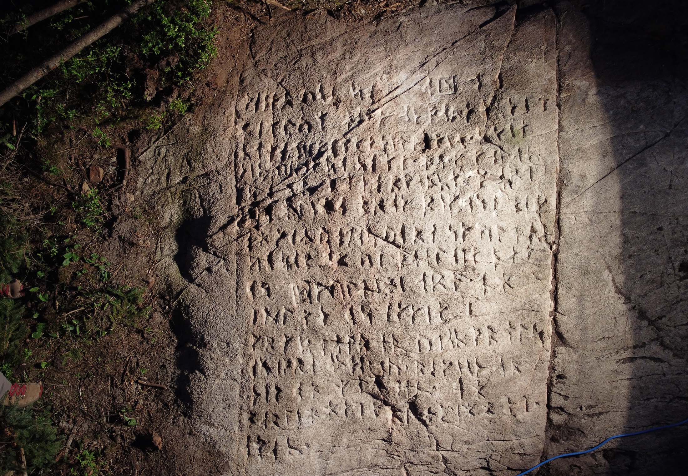 Arkeologer finner mystiske skandinaviske runer midt i en skog i Canada ...