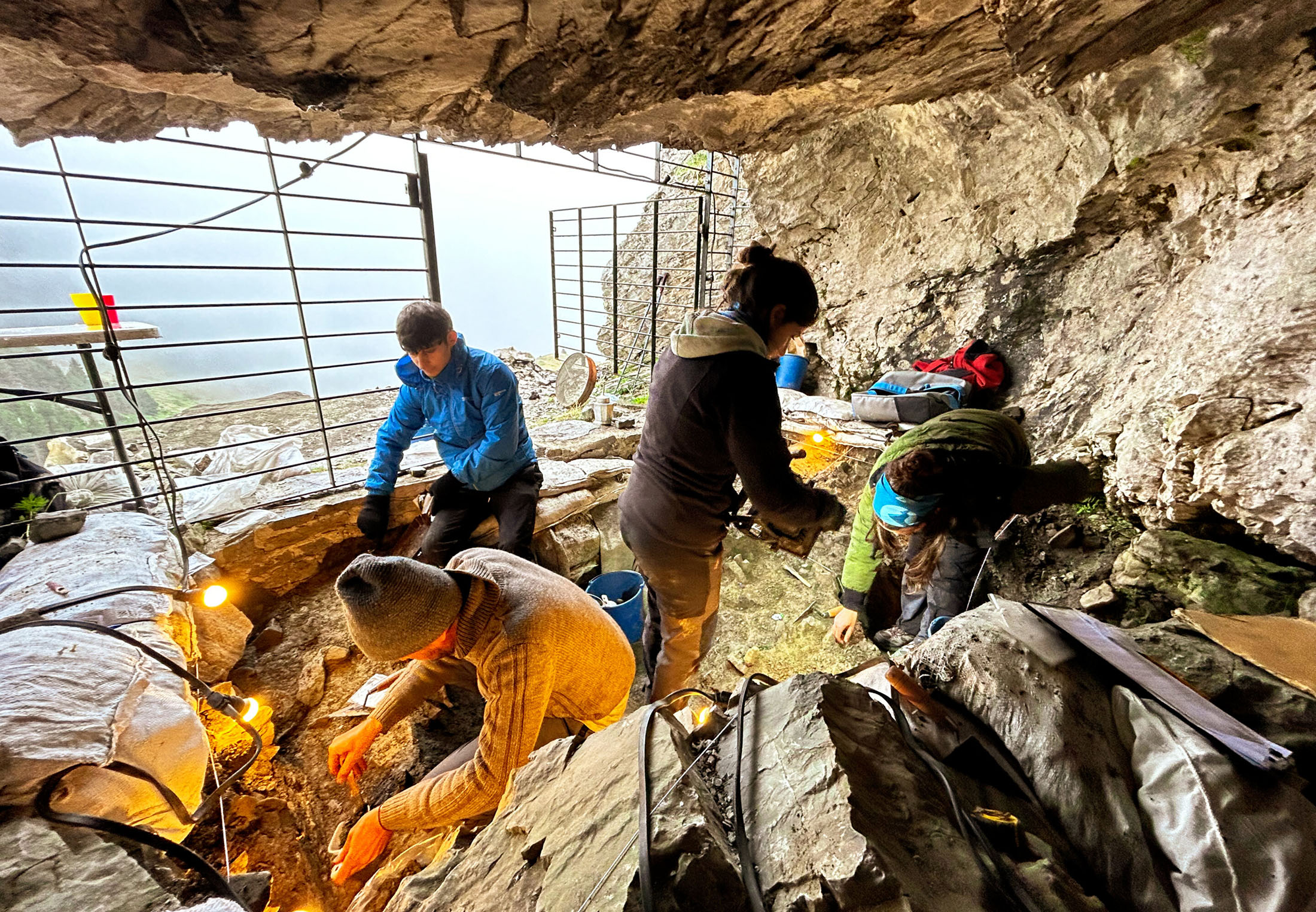 Mysterious cave discovery at an altitude of 2 km baffles researchers ...