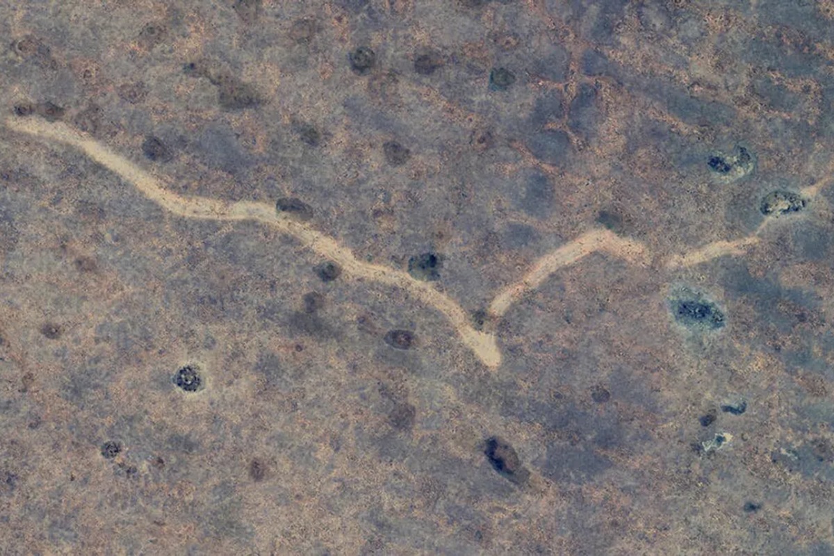 Man ontdekt mysterieus litteken in het landschap: Nu weten we wat het ...