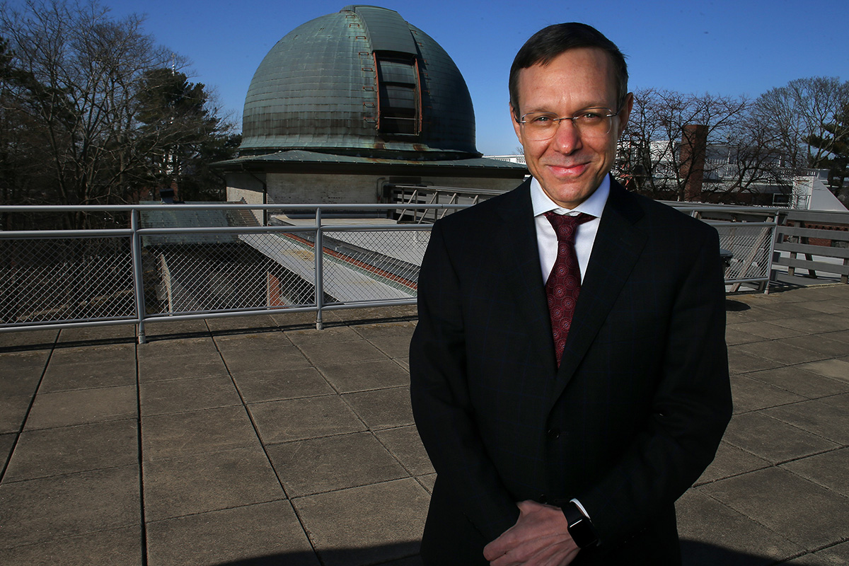 Meet the Harvard professor who believes in aliens | scienceillustrated.com