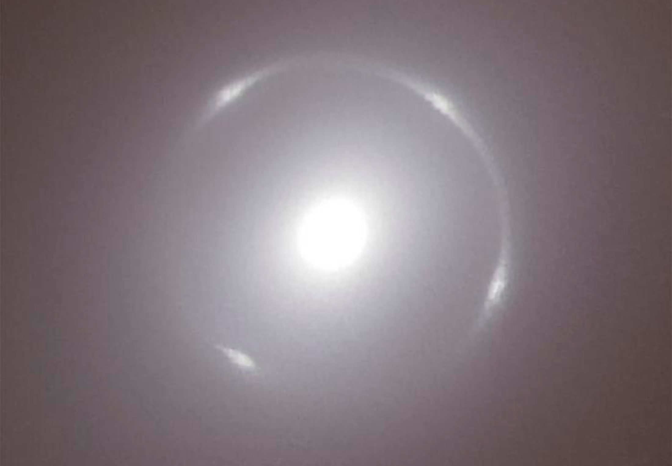 Bekijk de foto: Wetenschappers observeren zeer zeldzame Einsteinring ...