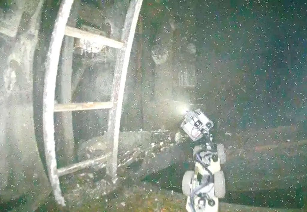 Minirobots maken beelden van het binnenste van de gesmolten reactor van ...