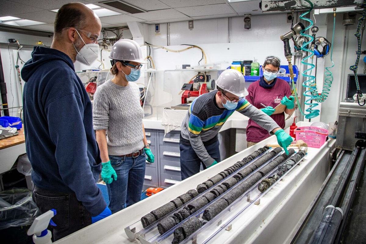 Research vessel takes samples from the planet's interior: Earth's ...