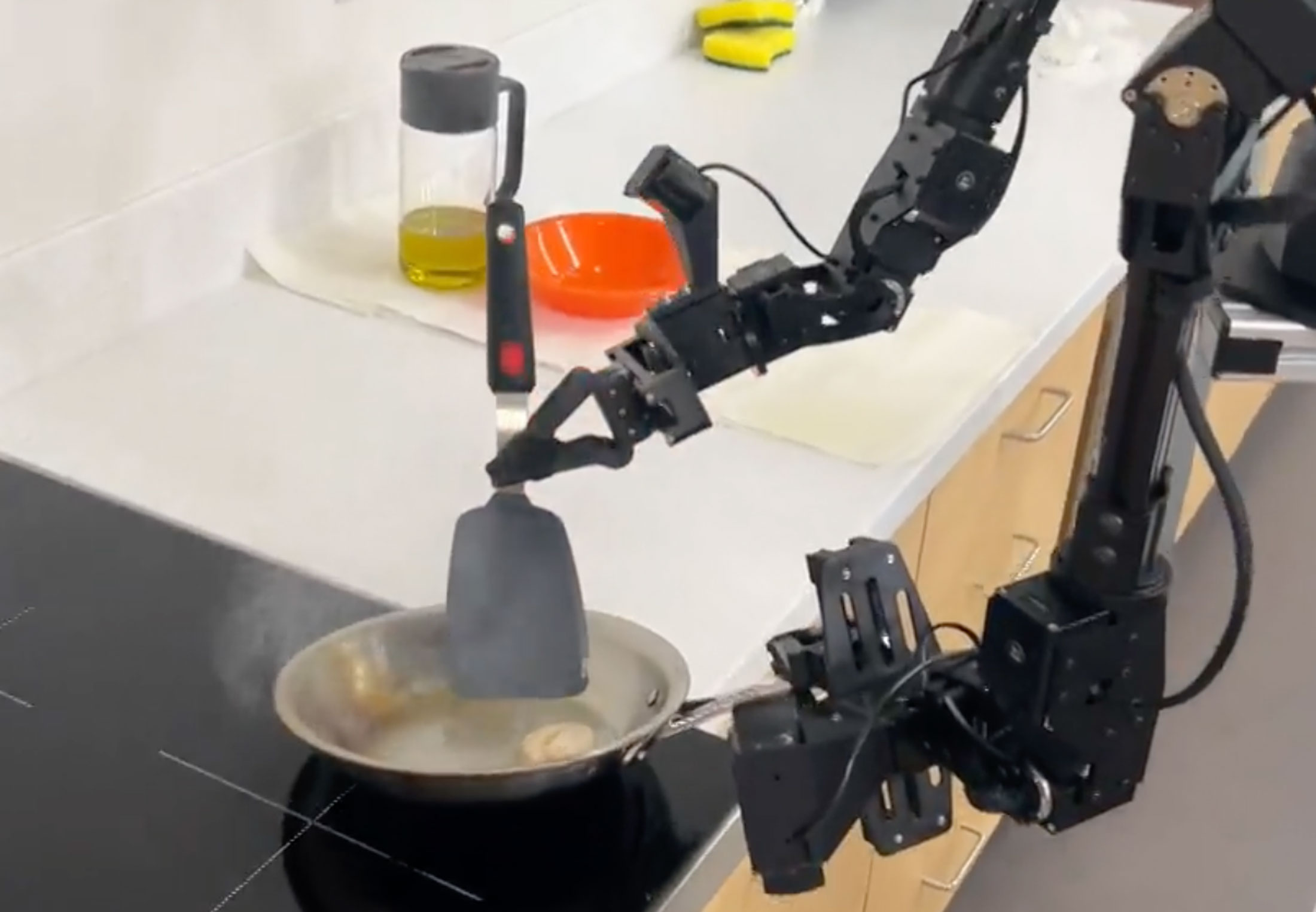 Se video: Husholdningsrobot lager mat og tar oppvasken | illvit.no