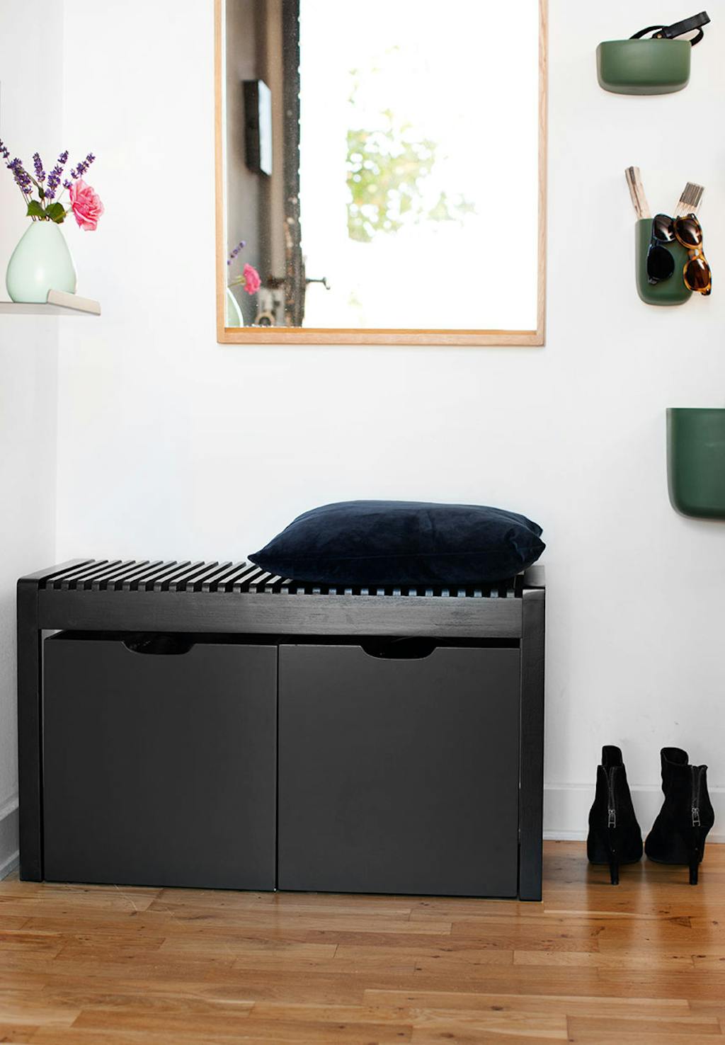 Sådan får du smart opbevaring i en lille entré | woman.dk