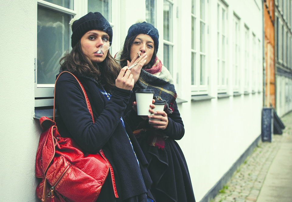 Rygning | De 10 ting rygerne går igennem om vinteren | woman.dk