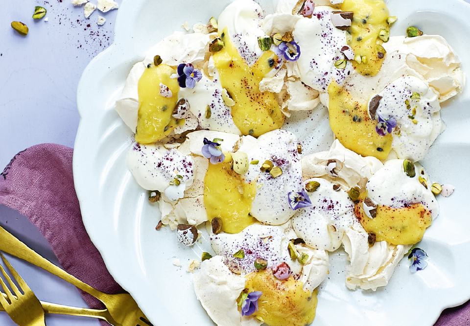Smashed Pavlova med passionsfrugt og pistacienødder | woman.dk
