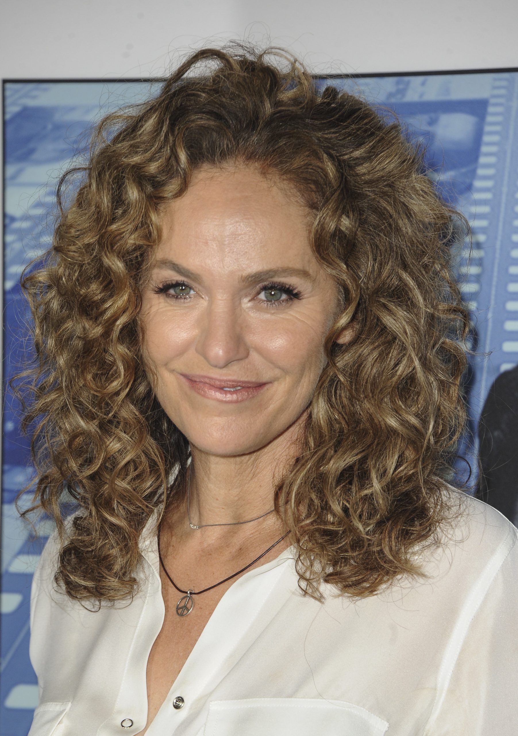 Krøllet hår | 5 smarte frisurer til dig med krøllet hår | woman.dk