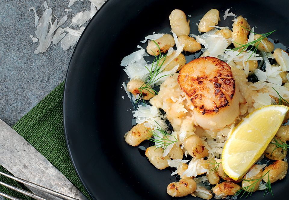 Opskrift: Grillet kammusling med hvide bønner og frisk parmesan | woman.dk