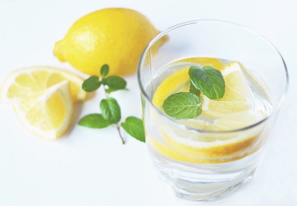Citronvand | Sunde fordele ved at drikke vand med citron | woman.dk