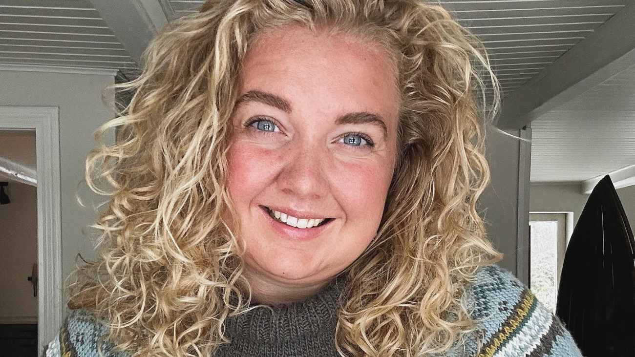 Hvidmalet træsommerhus med genbrugsfund | woman.dk