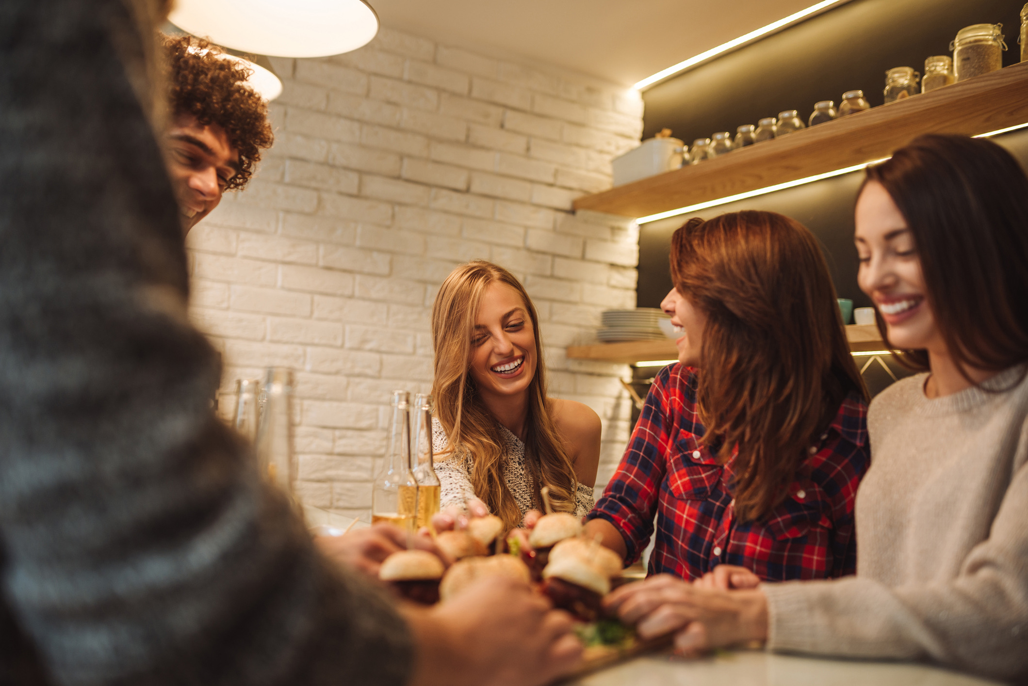 100 gode spørgsmål til “Hvad vil du helst?”, der sætter hele selskabet ...