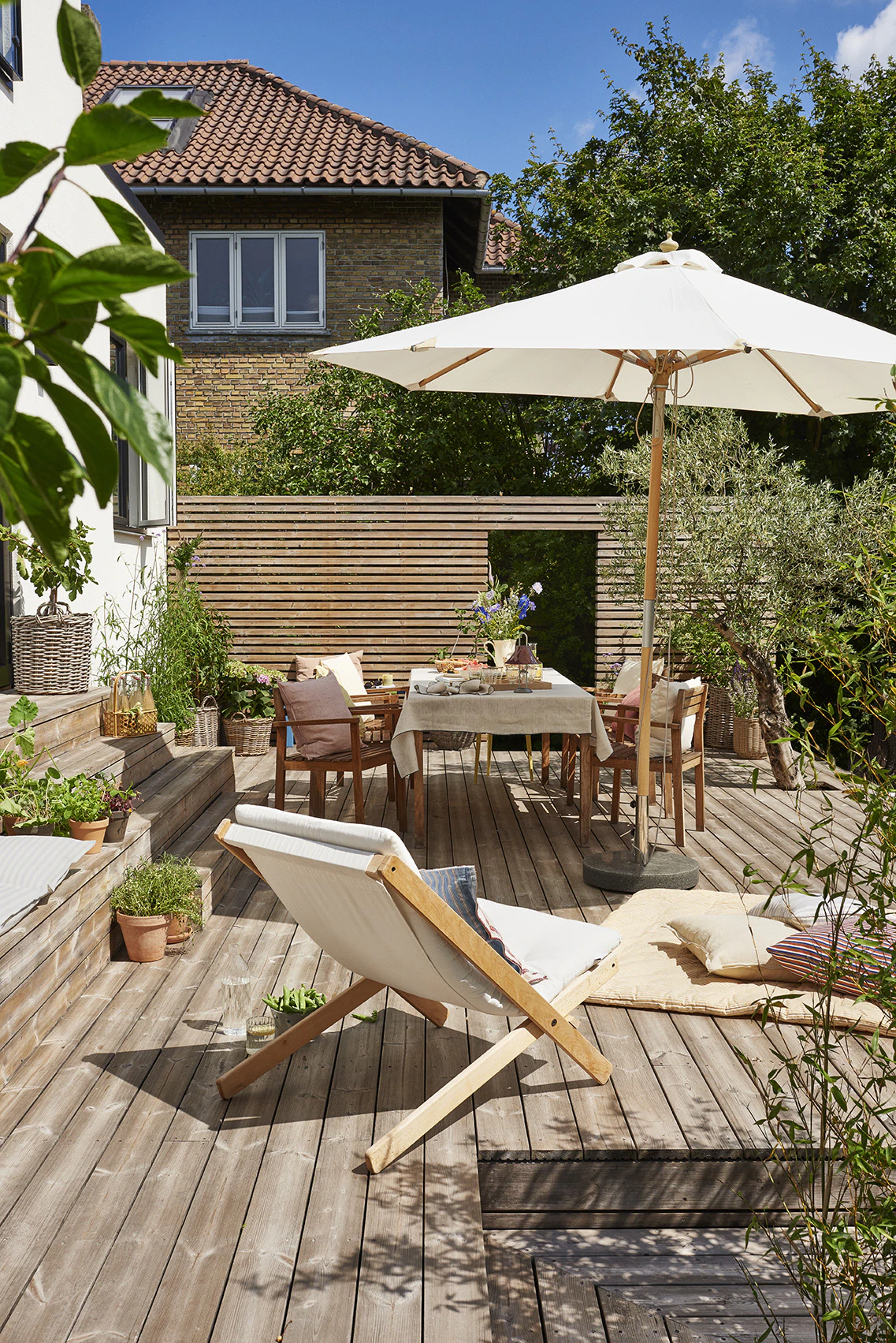 Marias geniale XL-terrasse: "Du behøver ikke finde haveborde og -stole ...
