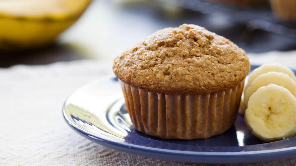Bananmuffins: sund opskrift på bananmuffins med æble | woman.dk
