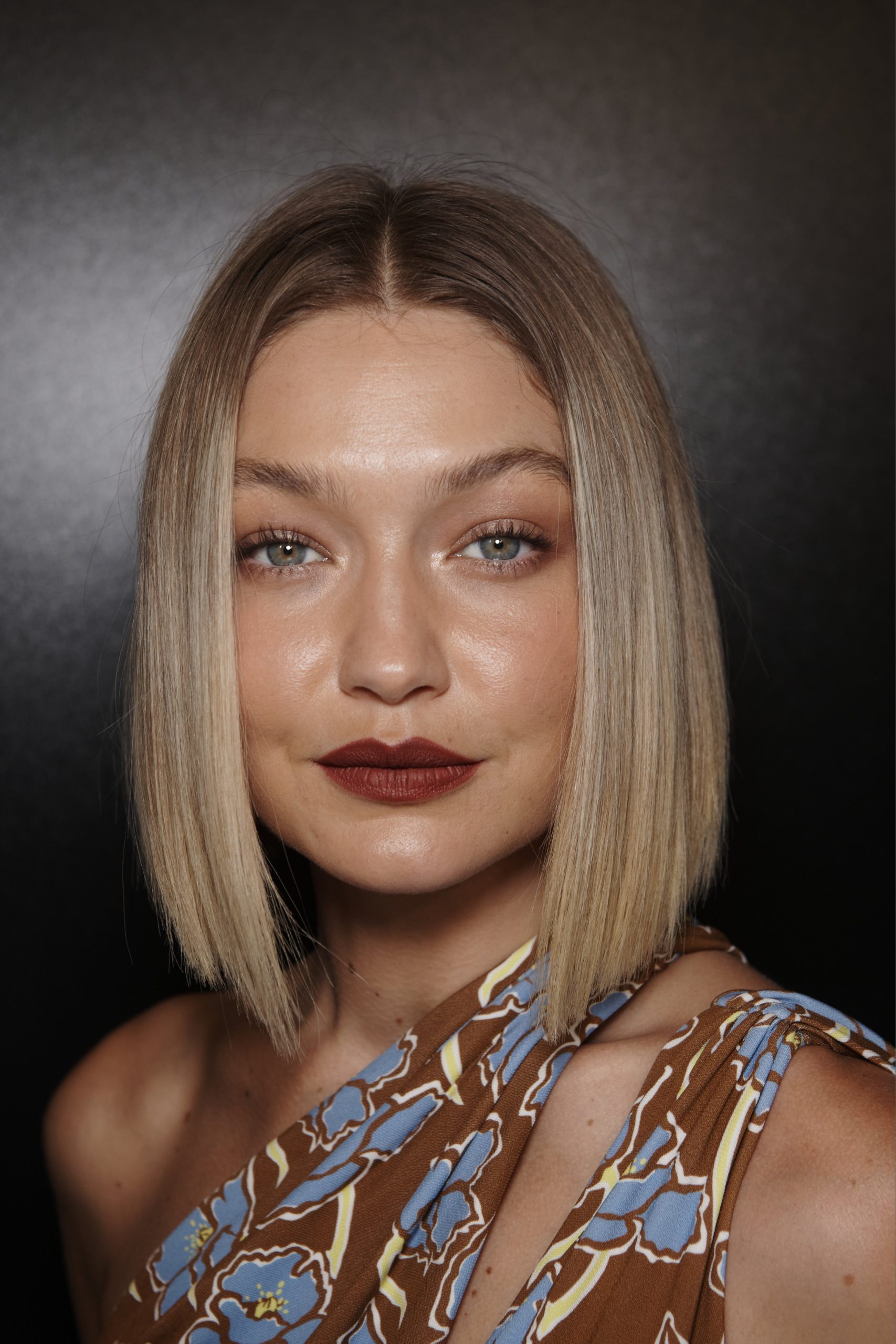 Frisurer mellemlangt hår: Se 8 frisurer med og uden etager | woman.dk