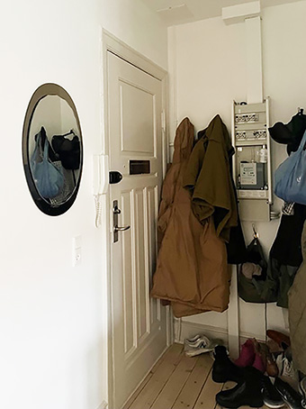 Freya havde prøvet alt for at skjule den grimme eltavle, indtil hun kom ...