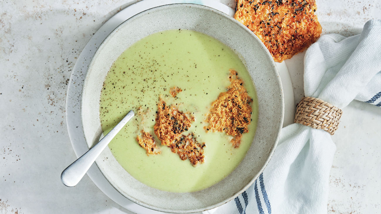 Broccolisuppe med oste- og sesamchips | woman.dk