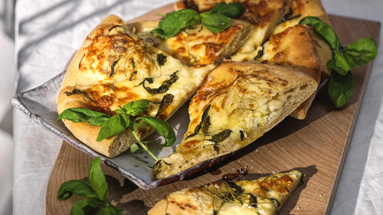 Pizza bianca – opskrift med mozarella og creme fraiche | woman.dk