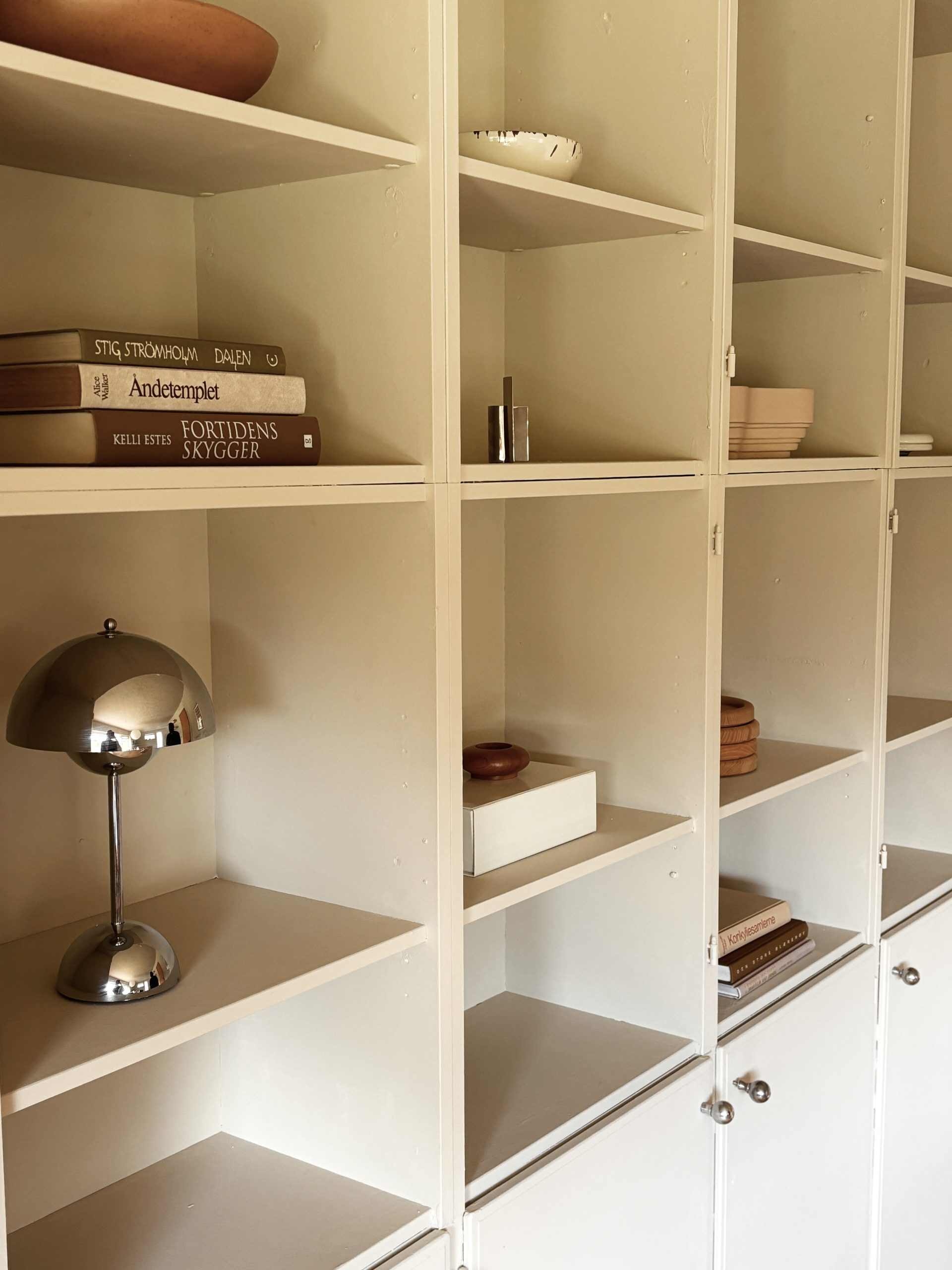 Reol-hack: Køkkenskabe lavet om til stor reol | woman.dk