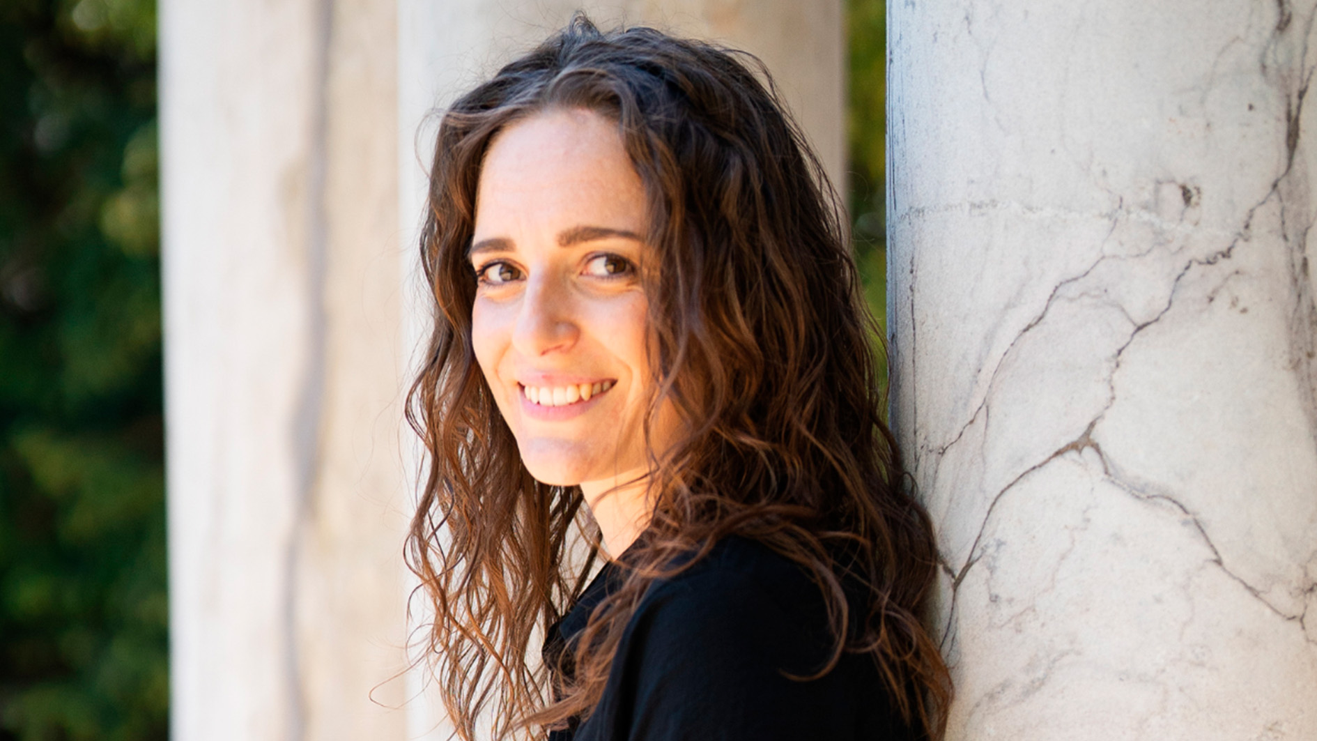 Julie vil gerne tale om sine indlæggelser på 'den lukkede'. Men det er ...