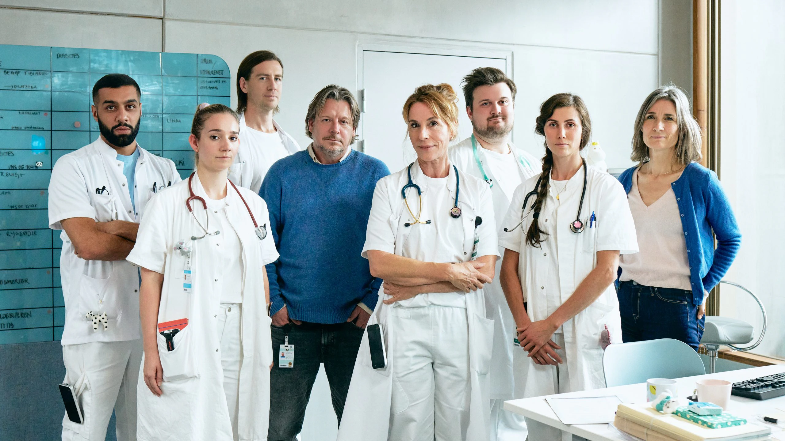 Den danske tv-serie 'Den gode stemning' med Pilou Asbæk og Iben Hjejle ...